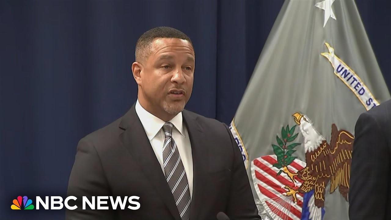 Prosecutors outline charges against former Abercrombie & Fitch CEO ...